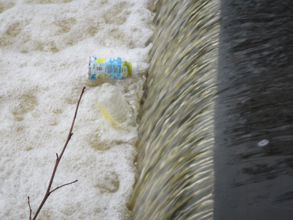 Submerged hydraulic jump - observing hydrodynamic phenomena in real ...