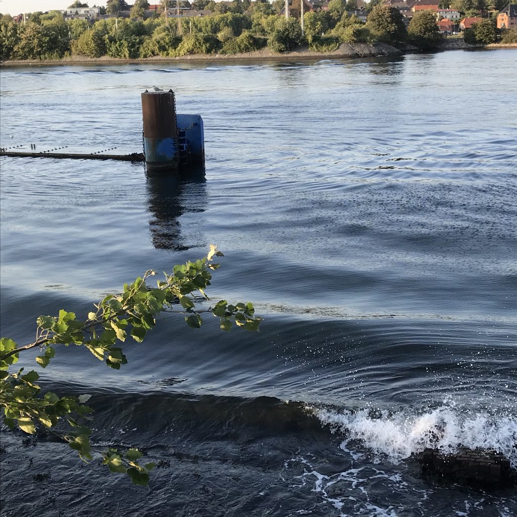 Wave watching: Refraction and diffraction of waves - Adventures in ...