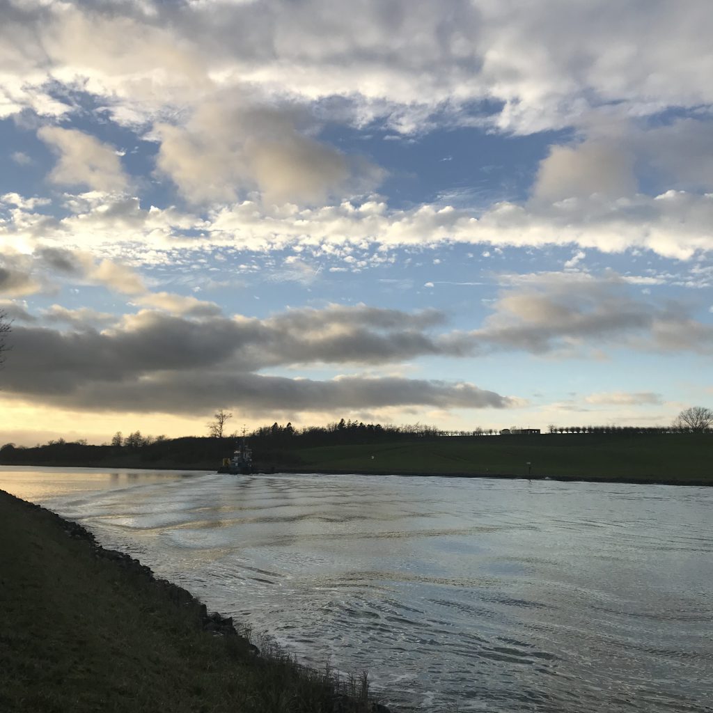 Wave watching on Kiel Canal: Bulbous bows and how they shape the wave ...