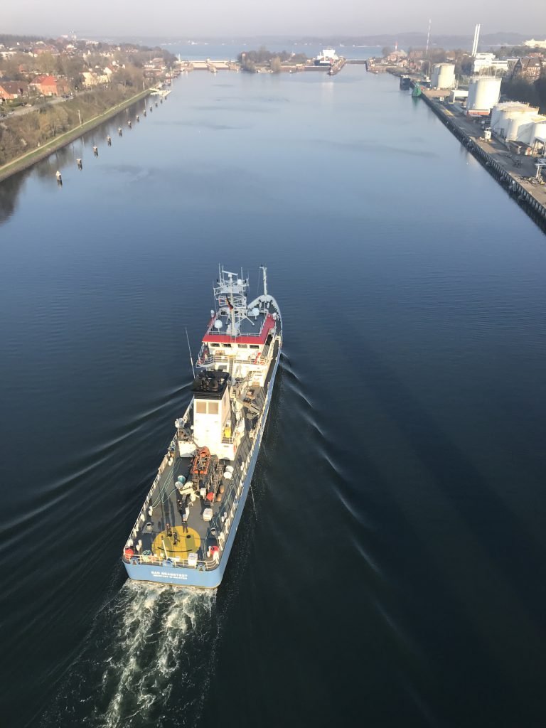 Wave watching at Kiel Holtenau locks - Adventures in Oceanography and ...