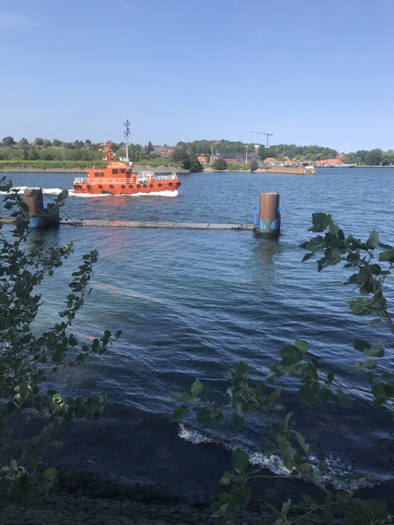A pilot ship making waves, and what happens to the waves over time ...